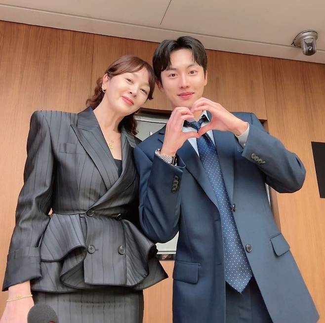 이승연 원조 세련미의 귀환 풍성한 웨이브 헤어오렌지 립으로 용감무쌍 매력발산 뷰티는 내운명