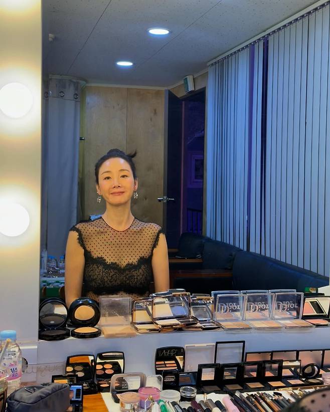 최지우 49살 맞아 업스타일 헤어에 블랙드레스로 우아미 뽐내 스타픽