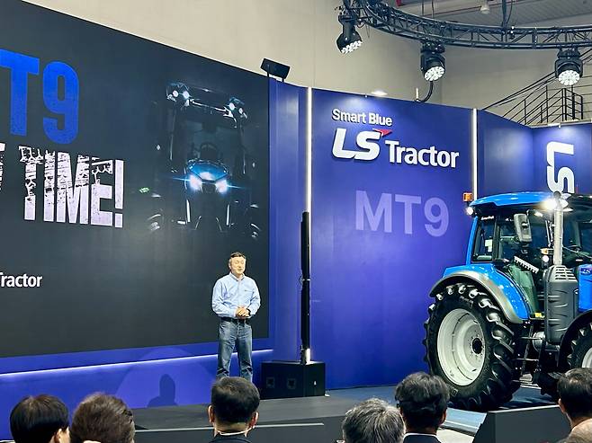 국내서 가장 힘 좋은 트랙터 나왔다…LS엠트론 “대형 시장 40% 확보 목표” [비즈360]