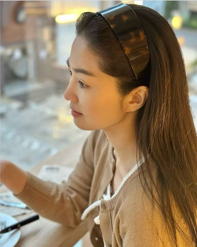 전진 아내 류이서 예쁘다는 머리띠만 며칠째 리본 묶은 카디건과 청바지로 사랑스러워 뷰티는 내운명