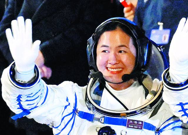 中 유인우주선 ‘선저우 19 발사 첫 여성 민간 우주비행사 탑승