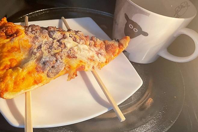 냉동피자 전자레인지에 그냥 돌리지 마세요 이렇게 하니 갓 사온 듯 맛있습니다 쏙쏙팁