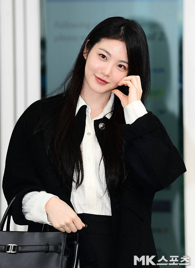 신예은 정년이 영서 예쁨 뚝뚝 시크한 블랙 앤 화이트 공항 패션 뷰티는 내운명