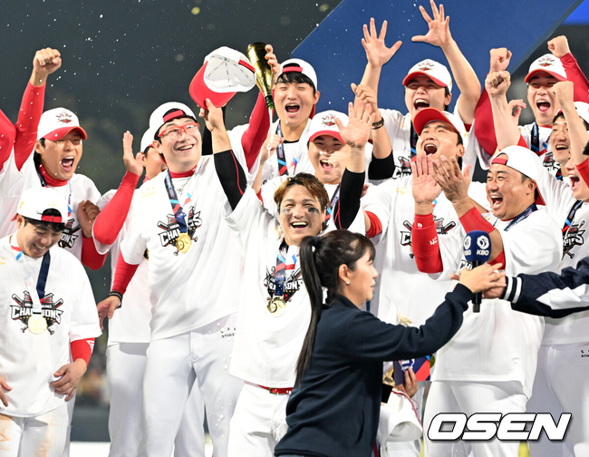 "큰 일 해주었다" 대투수도 경의, 전역 8개월 만에 첫 우승반지, 152km 우완특급 "너무 행복하다"