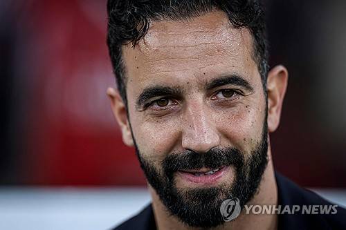 맨유 아모림 감독과 2년 6개월 계약25일 입스위치 원정부터 지휘 오피셜