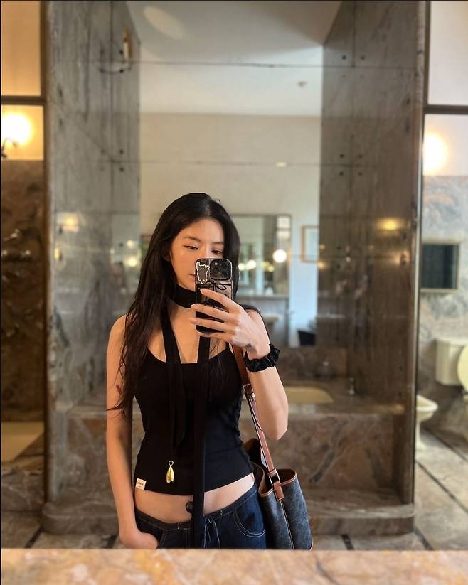 장재인 필라테스 하더니 여리여리 보디라인 바지가 흘러내릴 듯 너무 마른 스카프 스타일링 뷰티는 내운명