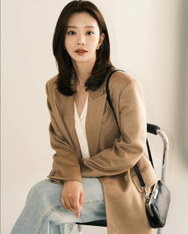 이주빈 클래식 만난 세련된 감각 가을 캐주얼의 정석 베이지 재킷룩 뷰티는 내운명