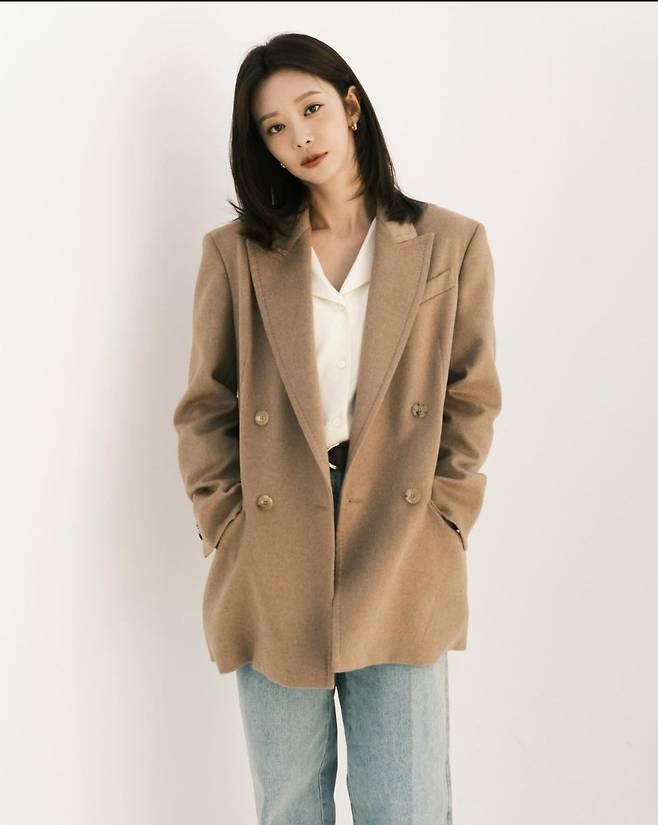 이주빈 클래식 만난 세련된 감각 가을 캐주얼의 정석 베이지 재킷룩 뷰티는 내운명