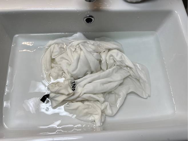 누렇게 변색된 흰옷에 이것 넣으니 새것처럼 변했어요~ 오늘살림루틴