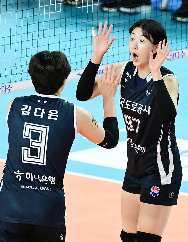 강소휘 드디어 부활 신호탄 신인 세터 김다은도 무난하게 적응 중여자부 ‘유일 무승 도로공사의 위안거리