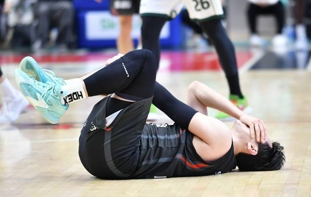 ‘kt 초비상 문정현 오른 발목 인대 파열 부상4~6주 회복 필요 Kbl
