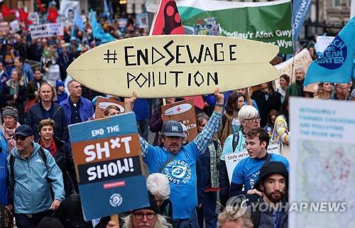 BRITAIN CLEAN WATER PROTEST