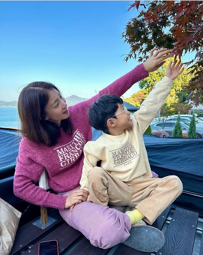 이시영 아들과 행복한 힐링 캠핑 포근한 스웨터 코듀로이 커플룩 스타와 패션