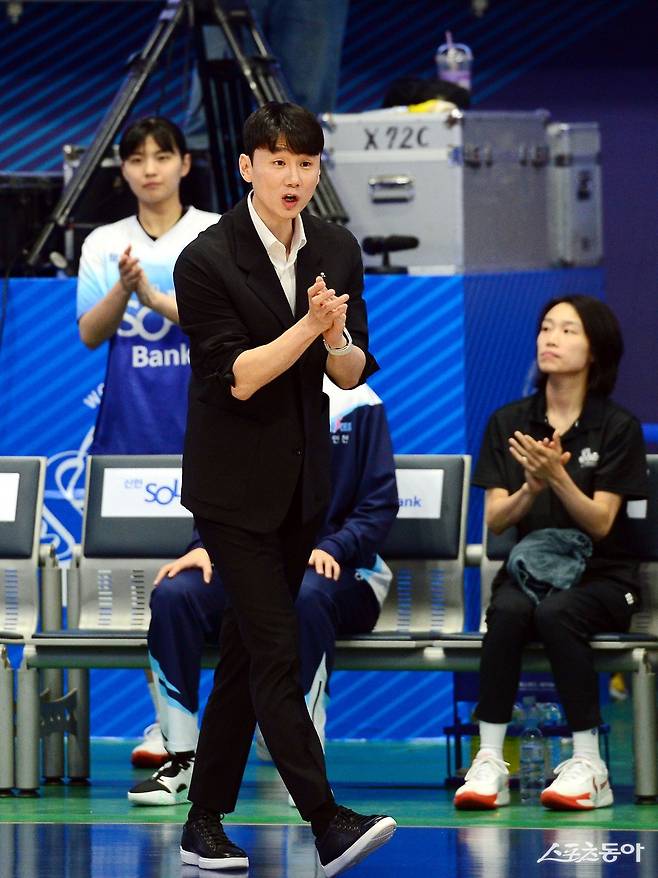 이시준 신한은행 감독대행 구나단 감독님과 영상통화 기뻐하셔서 더 울컥” 인천 승장