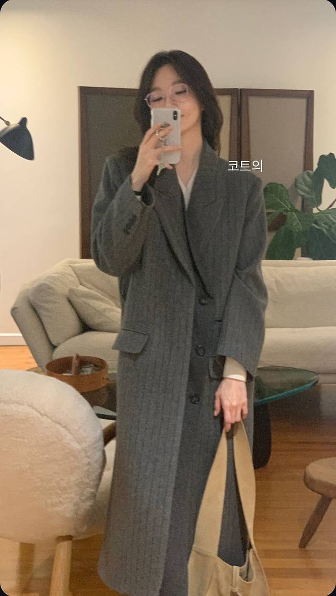 강민경 한발 늦은 코트의 계절 꽁꽁 싸맨 기습한파 늦가을 롱 코트룩 스타와 패션
