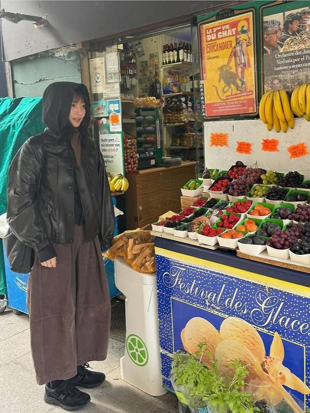 신민아 파리 가을과 어우러진 루즈 핏 레더 재킷 도시 여신의 매력 발산 스타와 라이프