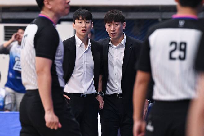 코치도 선수들도 울었다아픈 사령탑 위해 ‘더 간절하게 뛴 신한은행 Is 현장