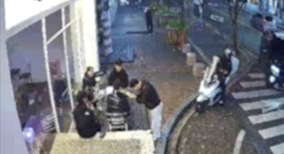 돈다발 건네자 90도 인사경찰 촉에 잡힌 수상한 남자 정체 영상