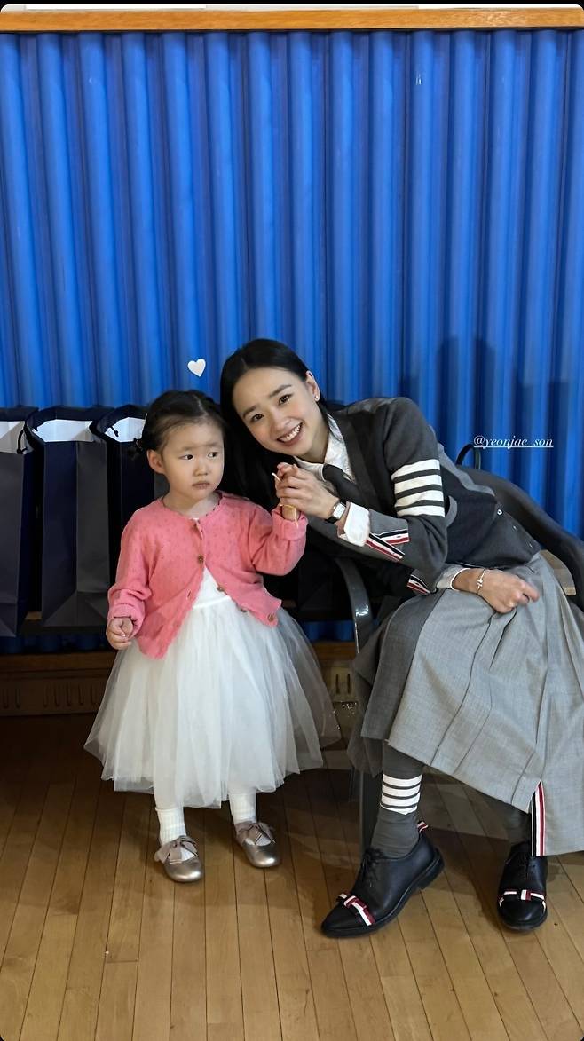 초보맘 손연재 도합 600만원 톰브라운 코디로 요정 미모 뽐내 스타와 패션