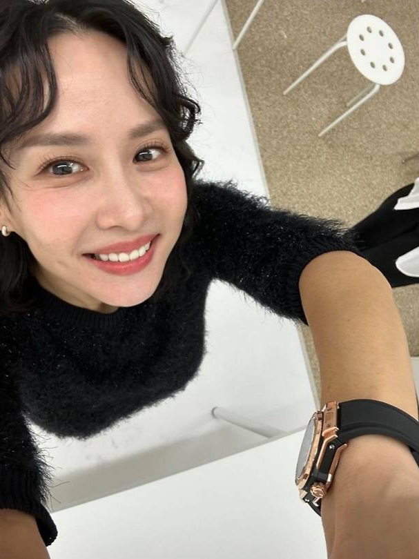 조여정 뽀글머리로 더욱 상큼하게 올블랙 체크 셔츠로 뽐낸 힙한 일상 룩 스타와 라이프
