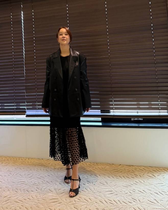 백지영 시스루 입으니 딴사람 강렬한 존재감 뿜은 시크한 레더 재킷 올블랙 롱스커트룩 뷰티는 내운명