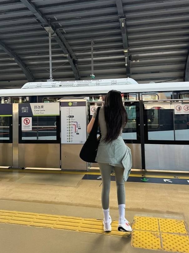 효민 마카오를 빛낸 애슬레저룩 레깅스 핏으로 드러낸 완벽한 S라인 스타와 라이프