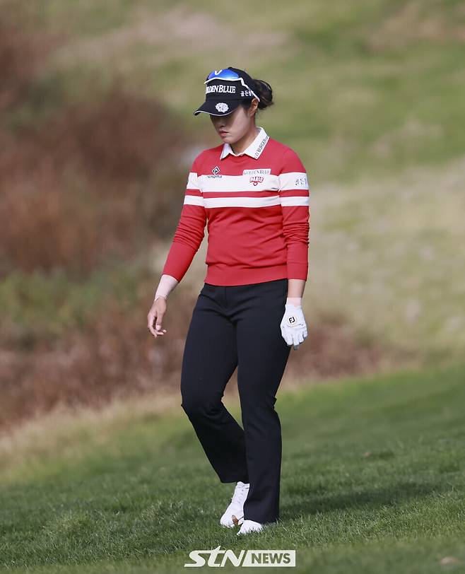 [STN포토]그린으로 이동하는 이주미