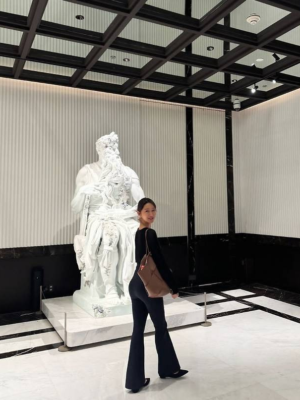 한그루 세련된 글램룩으로 시선 집중 크롭 카디건과 핏 팬츠의 완벽한 조화 스타와 라이프