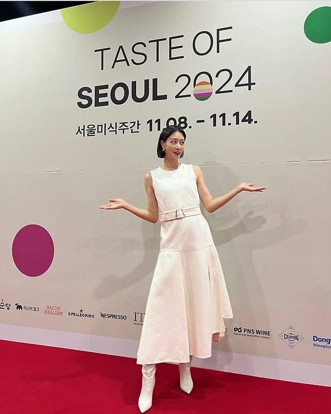 이현이 비현실적인 비율 자랑 고급 청순미 뽐낸 올 화이트 드레스룩 스타와 패션