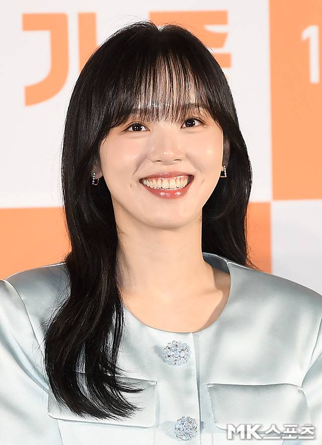 강한나 사뿐사뿐 여신 미모 눈부신 하늘빛 실크 셋업룩 뷰티는 내운명