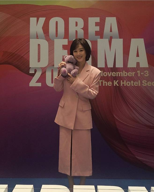김성령 치마와 바지의 경계 허문 파격 패션 우아함 더한 메이크업과 헤어는 덤 뷰티는 내운명