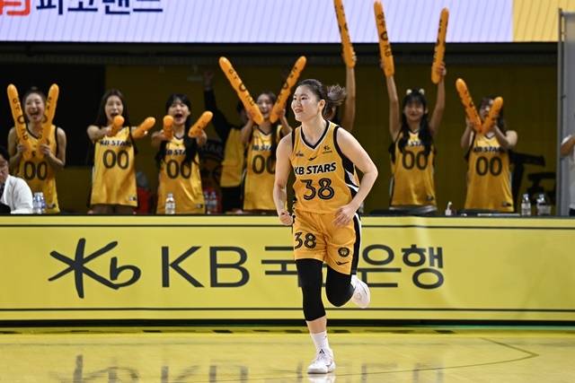 ‘이혜주 깜짝 활약’ KB스타즈, 하나은행 꺾고 홈 18연승 질주! [WKBL]