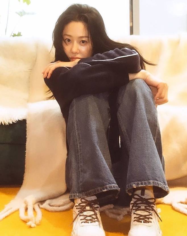 50대 고현정 무심하게 툭 집업 재킷과 패딩 더 어려 보이는 블록코어 겨울룩 패션엔