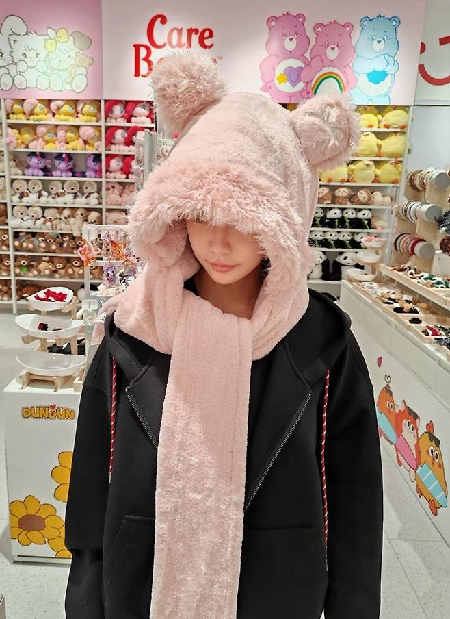 클라라 귀달이 모자 쓴 초동안 39세 나이 잊은 귀염뽀짝 걸리시룩 패션엔