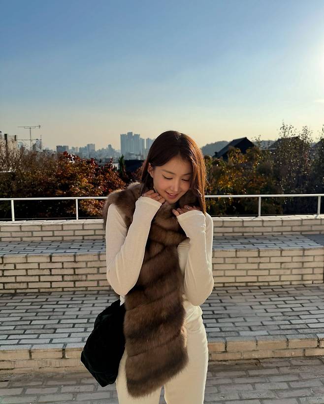 이시영 퍼베스트 입고 세련된 외출룩 라이프업