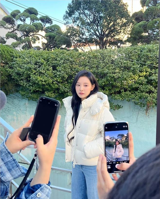 김지원 겨울도 예쁜 여신 미모 청순미 장착한 화이트 패딩룩 뷰티는 내운명