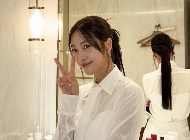 새댁 조보아 청순미는 그대로 다가오는 연말 설레임 드러난 올 화이트룩 패션엔