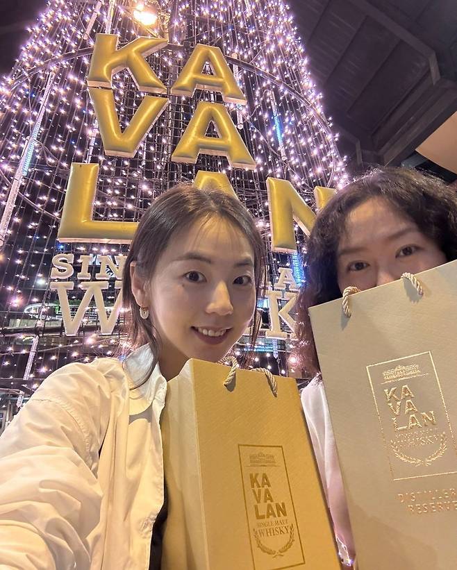안소희 오버핏 셔츠와 원피스 입고 대만 여행에서 위스키 라이프 뉴세이
