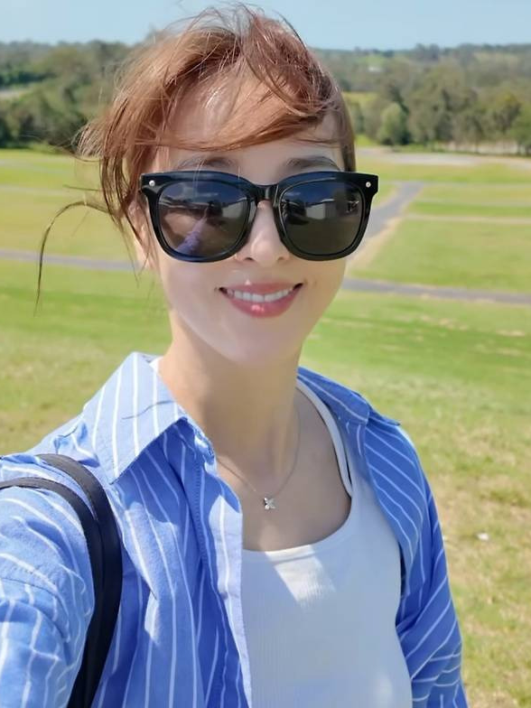한혜진 9살 딸과 호주 여행 스트라이프 셔츠로 소녀 같은 매력 뽐내 스타와 라이프