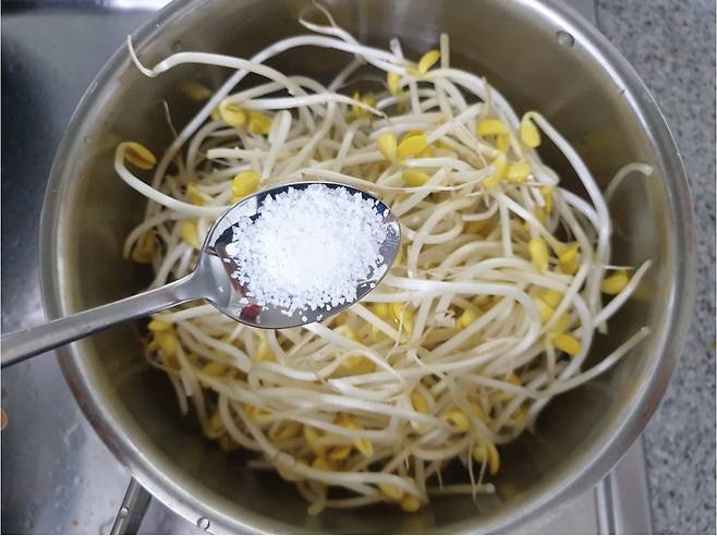 콩나물 데칠 때 소금 넣지 마세요 이것 넣으면 아삭함이 미쳤어요 오늘살림루틴