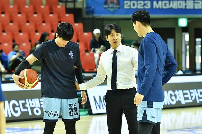 수건 폭행 김승기 감독 나간 고양 소노 파격 선임김태술 감독 재밌는 농구 만들어보겠다