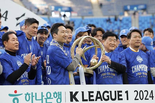 현장핫피플 ‘김영권 샴페인 맞고 활짝 정기선 부회장 울산의 든든한 지원군