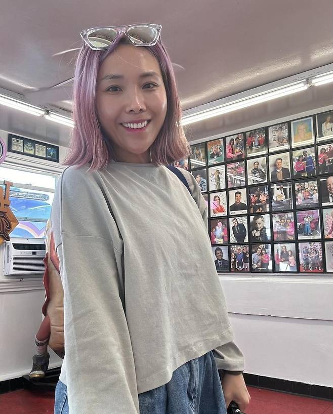 신봉선 11kg 감량으로 동안 미모 V라인 리셋 헐렁한 티셔츠 숏츠 입고 예쁨 폭발 스타와 패션