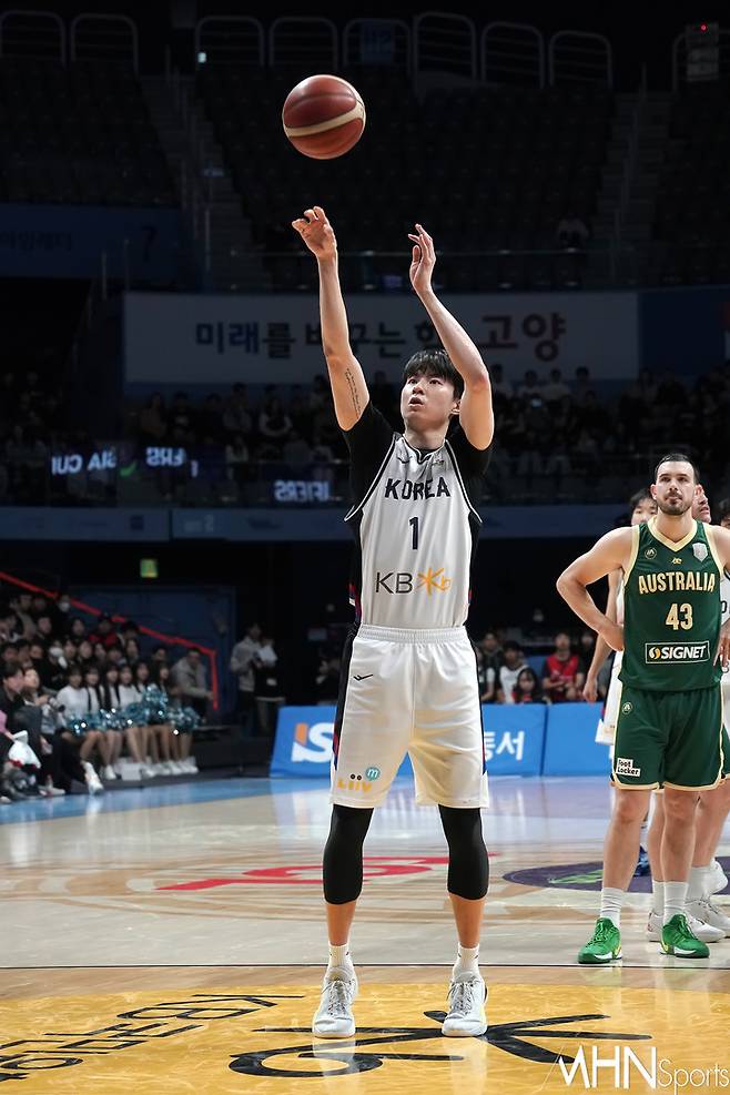침묵했던 3점포 이현중 라건아 형 공백 크고 그리워센터 부담 덜기 위해 리바운드 적극 참여