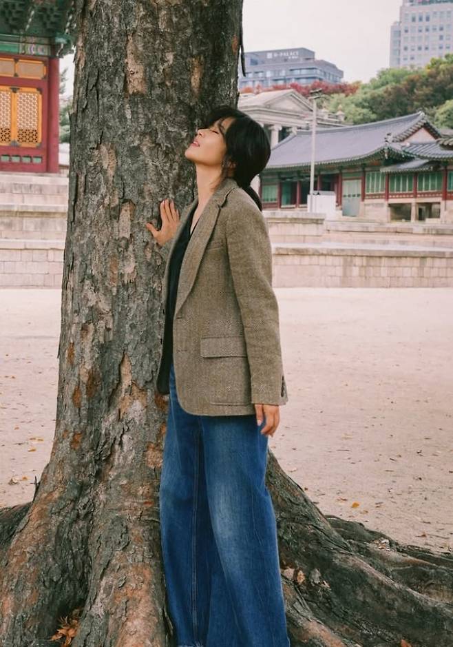 최강희 키 커 보이는 하이웨이스트에 헤링본 재킷 가을 멋녀 고궁 산책룩 패션엔