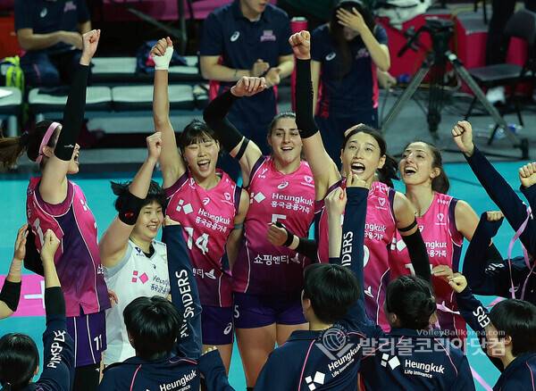 삼각편대 김연경 정윤주 투트쿠 63점 합작 흥국생명 9연승 질주 디펜딩챔피언 현대건설 2번째 맞대결 셧아웃