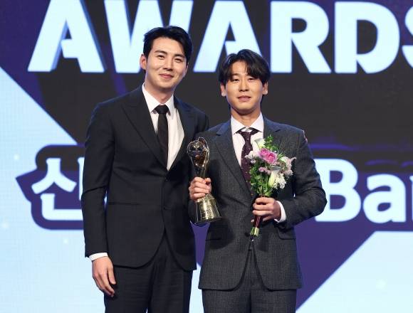 하얀 정장의 Mvp 김도영 6표 차로 만장일치 불발kia 축제 박찬호·네일·정해영 시상대 ‘우뚝