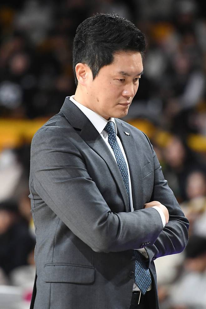 경기 후 ‘귀중한 역전승 전희철 감독 ‘뼈아픈 역전패 조상현 감독