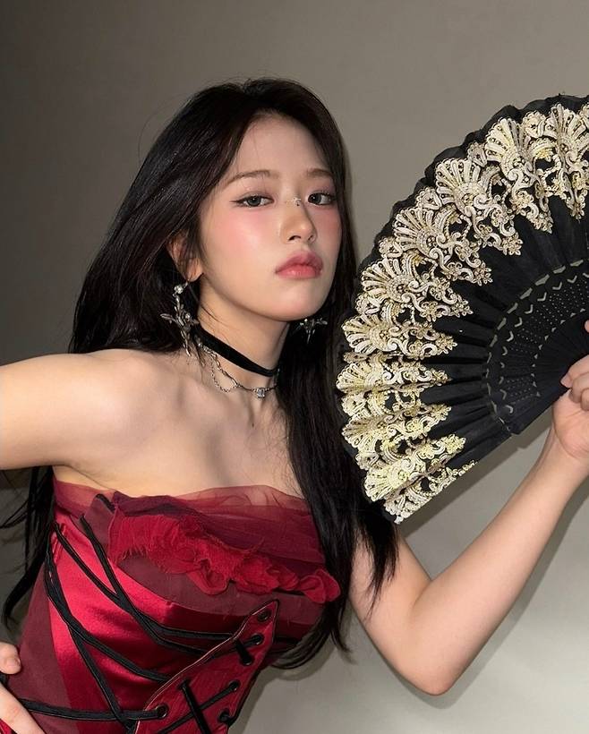 안유진 오사카야 스페인이야 레드 코르셋레이스 부채로 매혹적인 플라멩코 여신 뷰티는 내운명