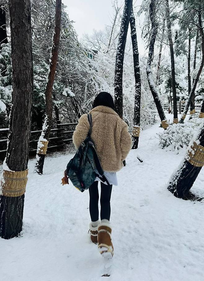 소녀시대 유리 눈 속 낭만 제대로 설렘 가득 산타 맞이 퍼 재킷 산책룩 패션엔